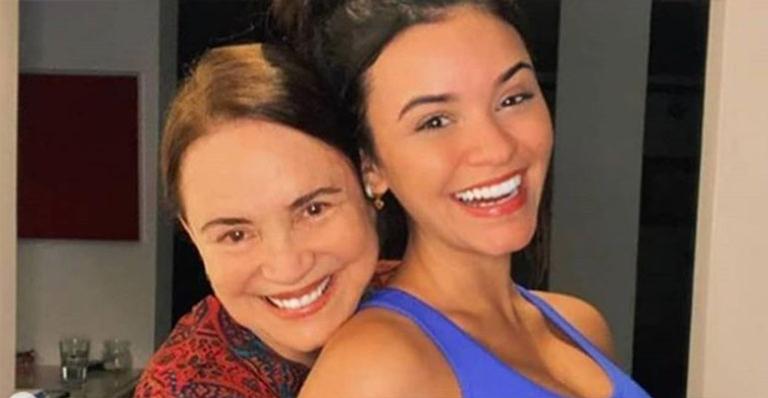 Regina Duarte paparica a barriguinha de grávida da nora, Talita Younan Regina Duarte paparica a barriguinha de grávida da nora, Talita Younan