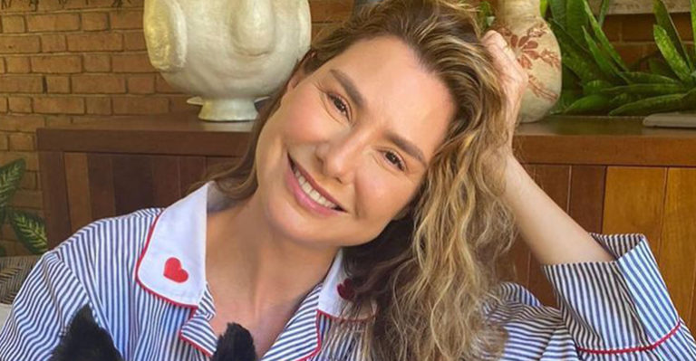 Lavinia Vlasak atrai os olhares ao posar só de biquíni na piscina