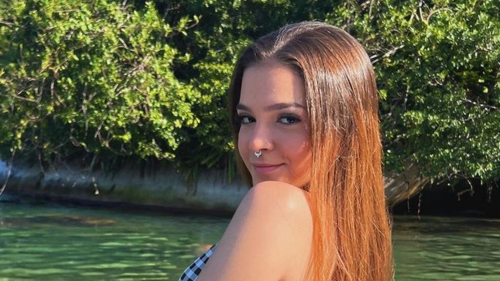 Mel Maia Rouba A Cena Ao Surgir De Biquíni Cavado Maravilhosa
