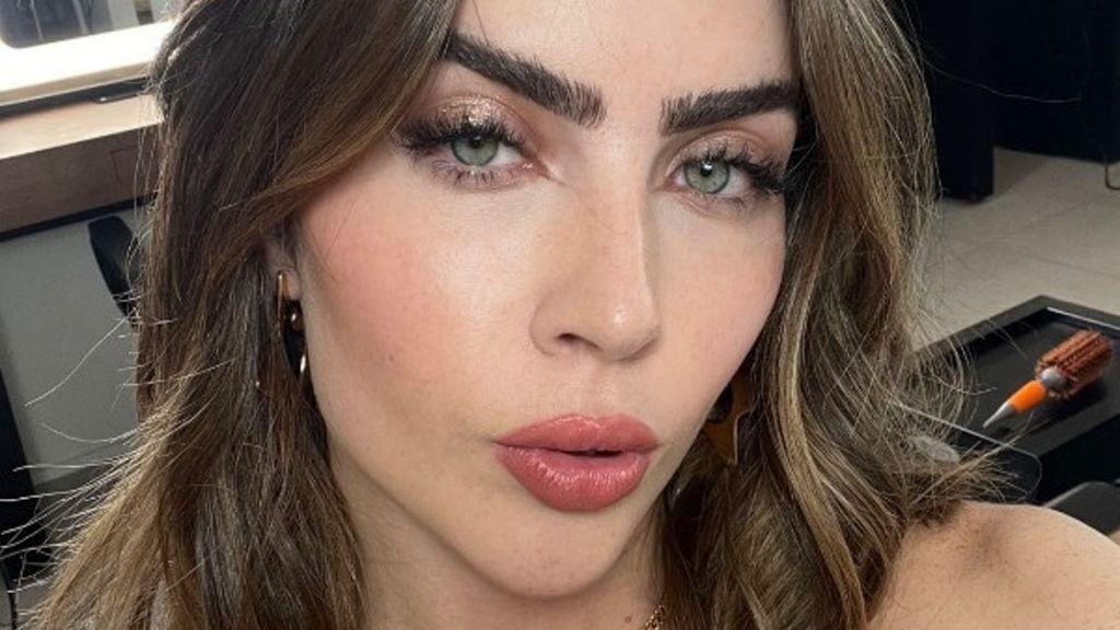 Jade Picon usa cropped ousado e quase mostra demais