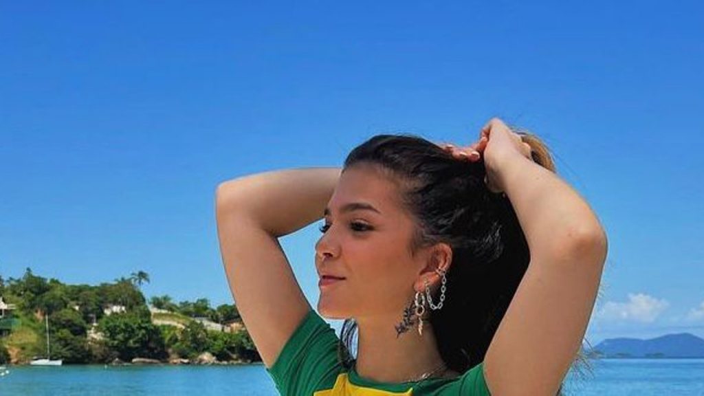 Mel Maia exibe curvas usando biquíni cavadíssimo com as cores do Brasil Mel Maia exibe curvas usando biquíni cavadíssimo com as cores do Brasil