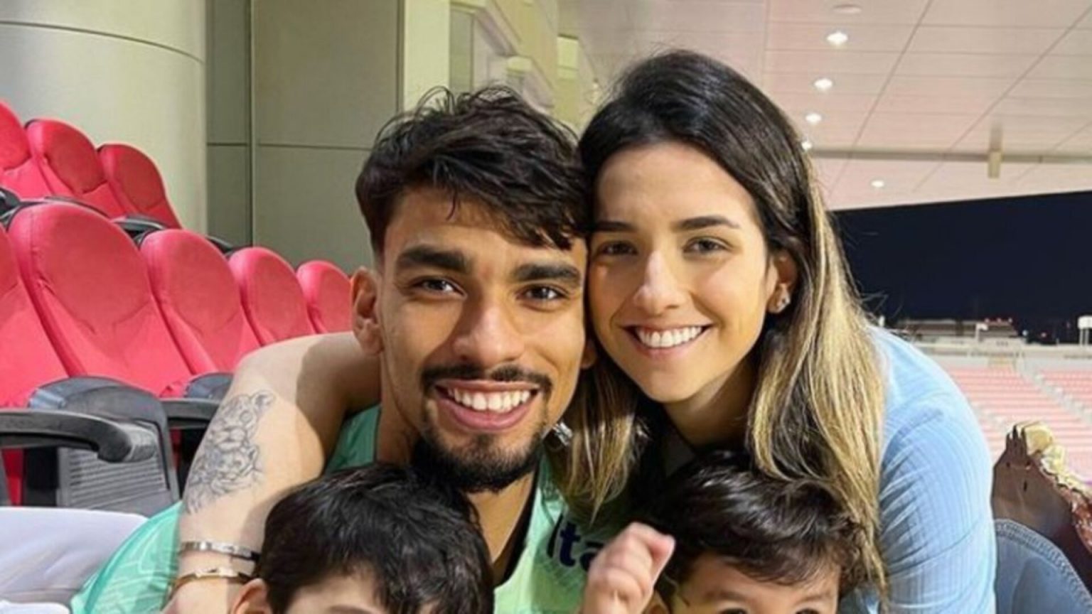 Lucas Paquetá baba em foto da esposa de biquíni: ‘Gatinha’