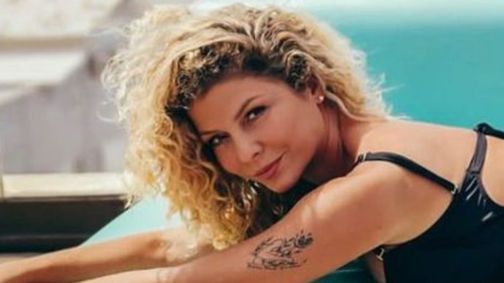 Bárbara Borges empina o bumbum e sensualiza com maiô cavadíssimo