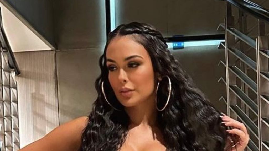 Com novo visual, Larissa Santos rouba a cena ao usar top e saia curtíssima