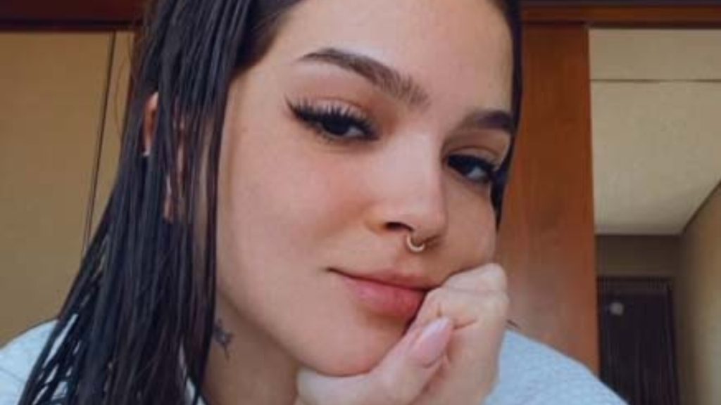 Mel Maia empina o bumbum de biquíni fio-dental Mel Maia empina o bumbum de biquíni fio-dental