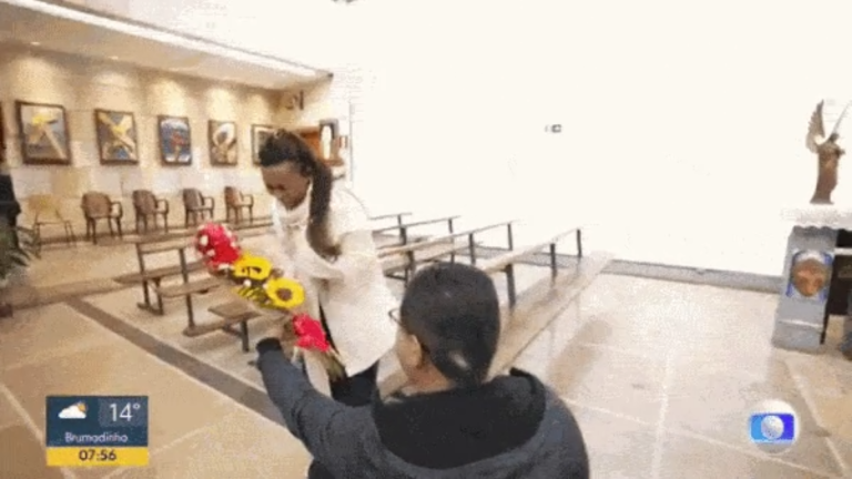 Repórter da Globo é pedida em casamento ao vivo; veja o vídeo